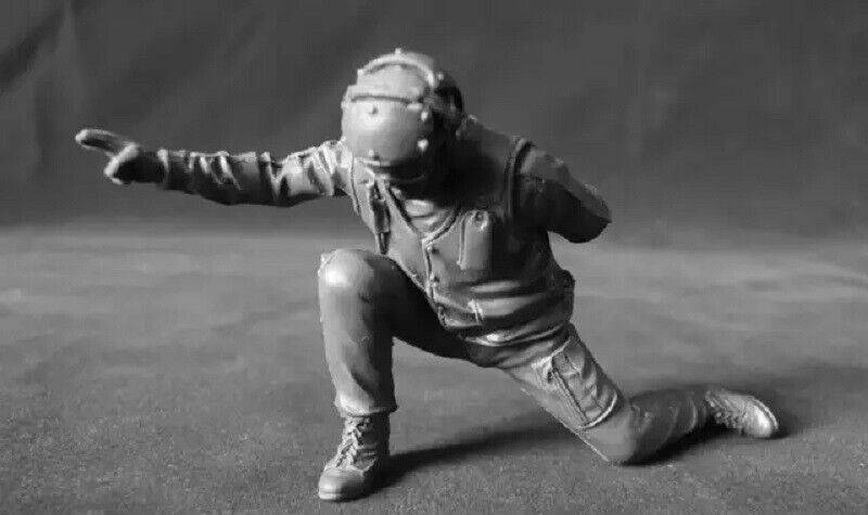 1/24 Resin Model Kit Catapult Launch Officer for US Aircraft Carrier U ...